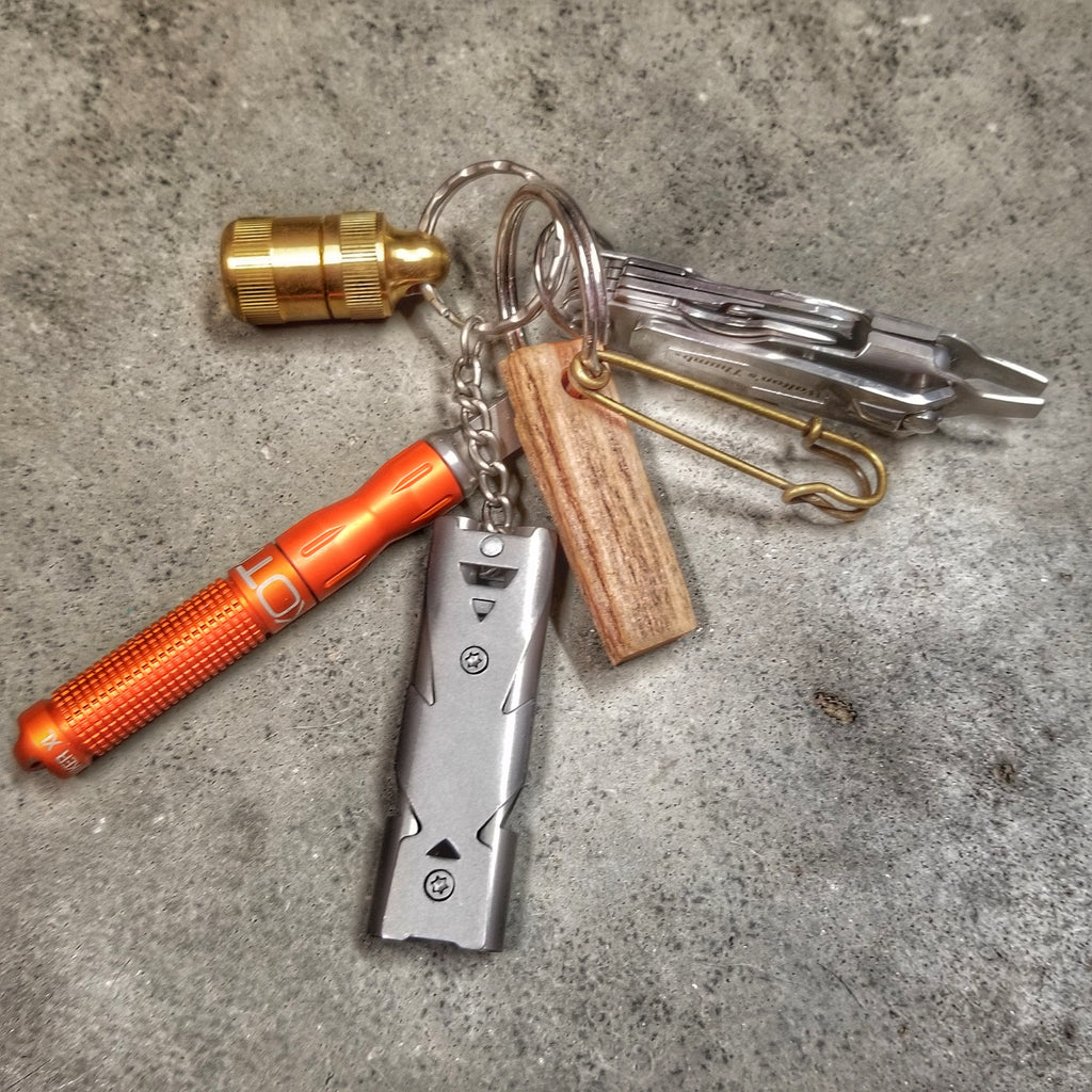 Bushcraft Safety Pin - A tactical carbiner style clip – Superesse ...